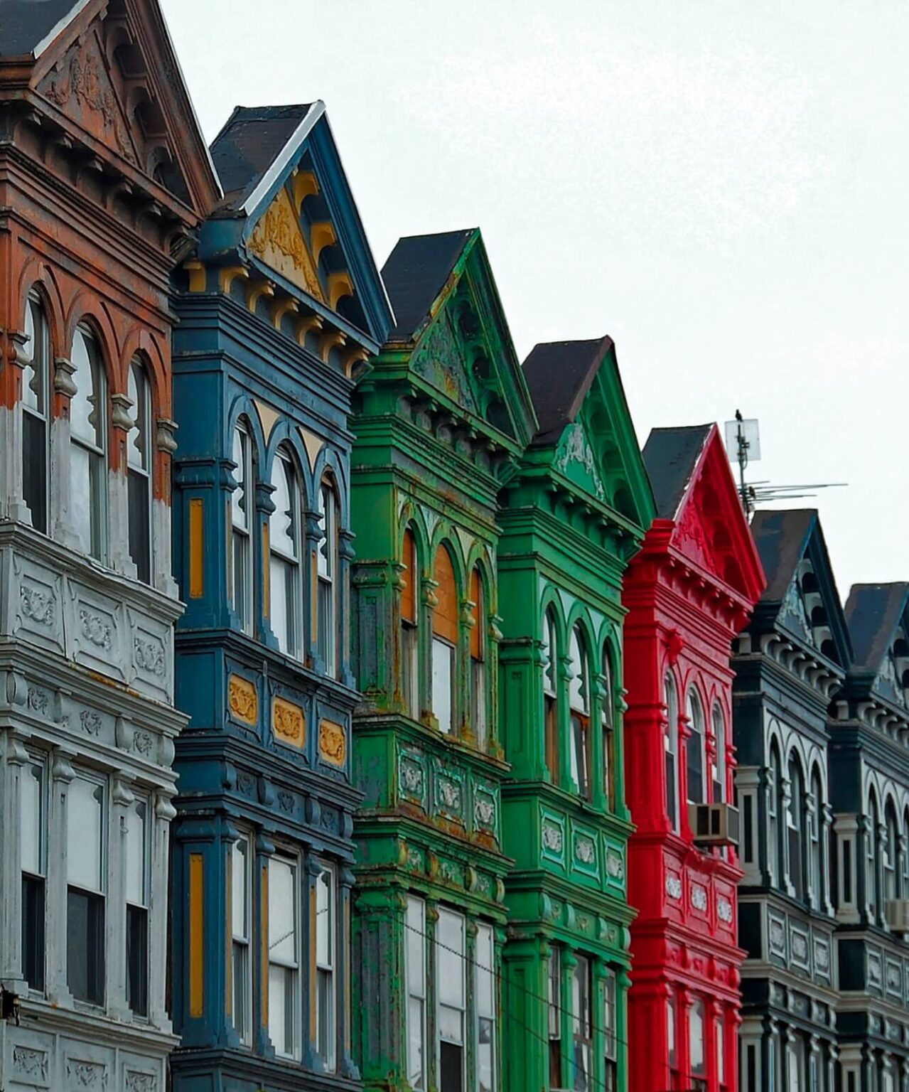 VIBRANT HOUSE EXTERIOR COLOR BLEND
